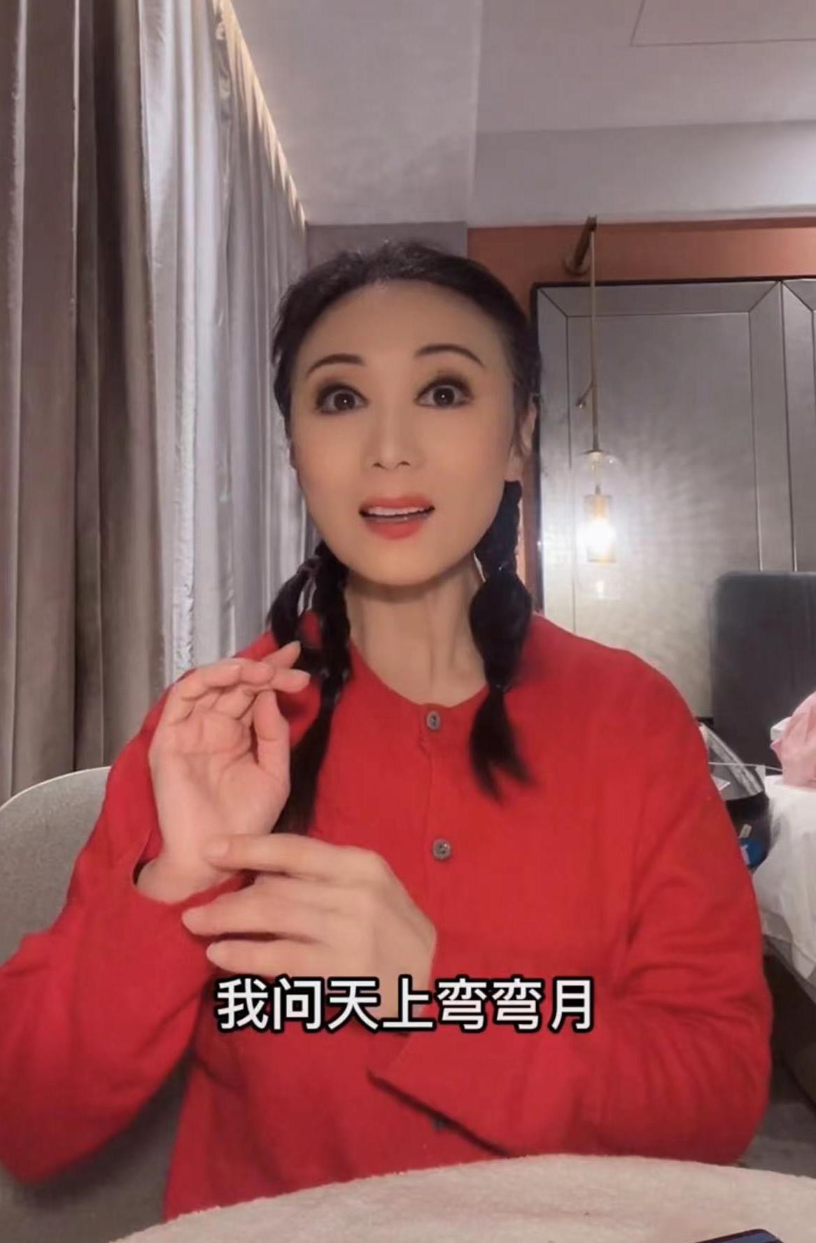 60-year-old Wu Qiong's recent photos spark controversy!Wearing exaggerated heavy makeup and ...