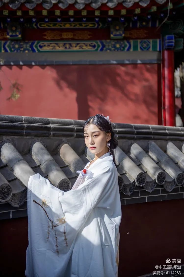 Zou Lu has a beautiful woman, and the mountain dances lazily - iNEWS