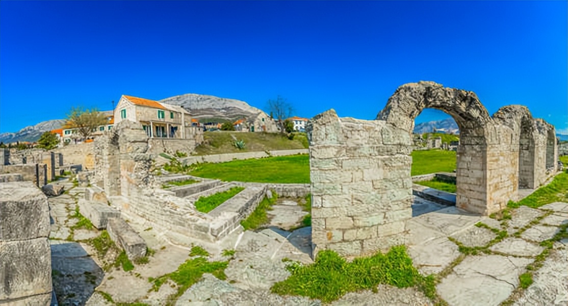 What external threats faced the Roman Empire in the 3rd century? - iNEWS