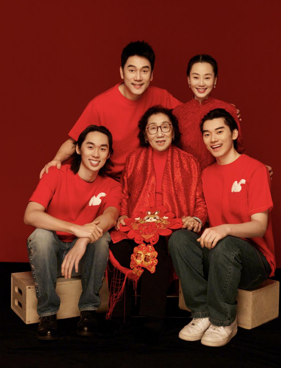 Lin Yilun posted a family portrait of 12 members on New Year's Eve. The ...