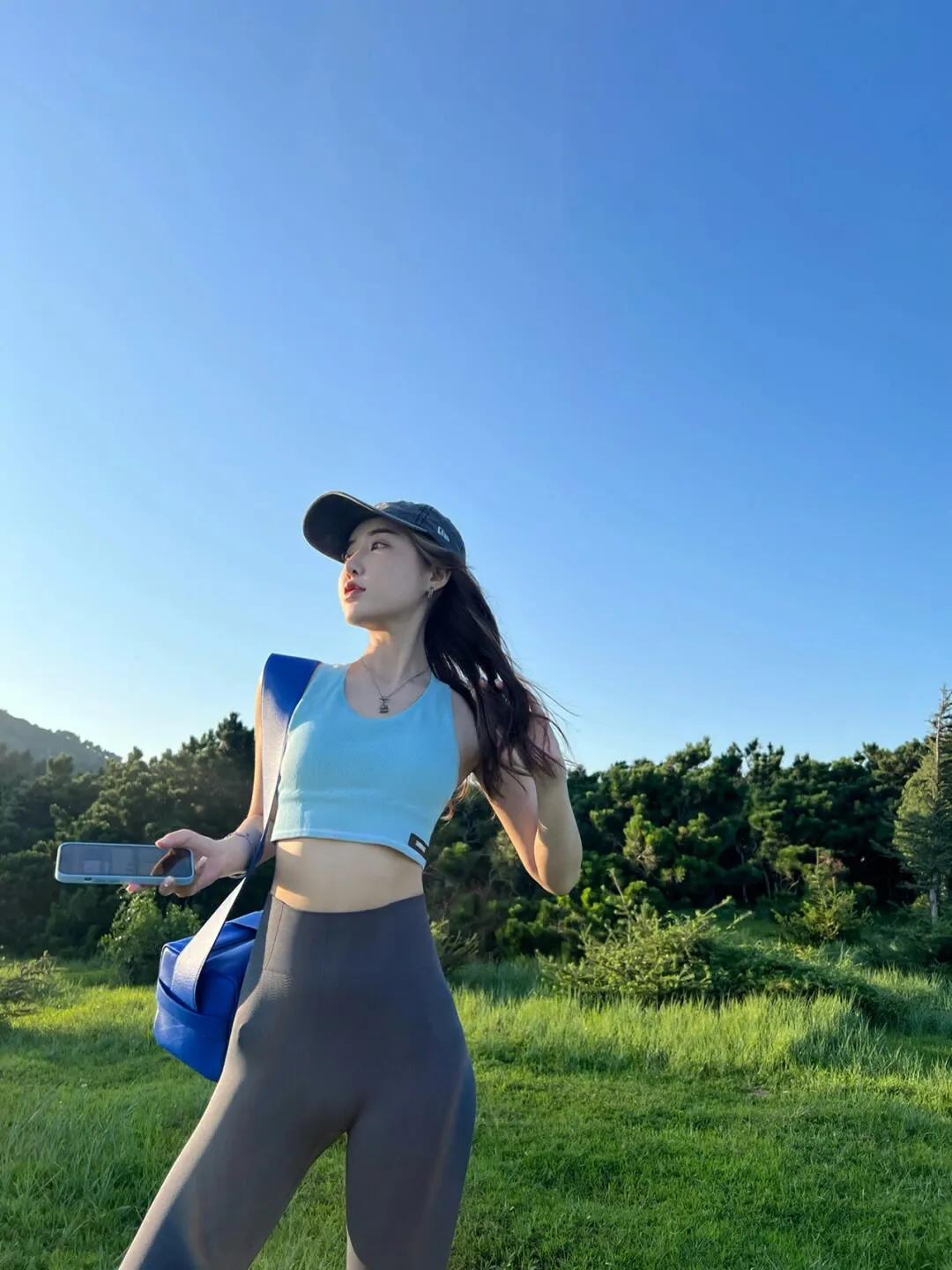 Outdoor mountain climbing "sports goddess" shows off her good figure ...