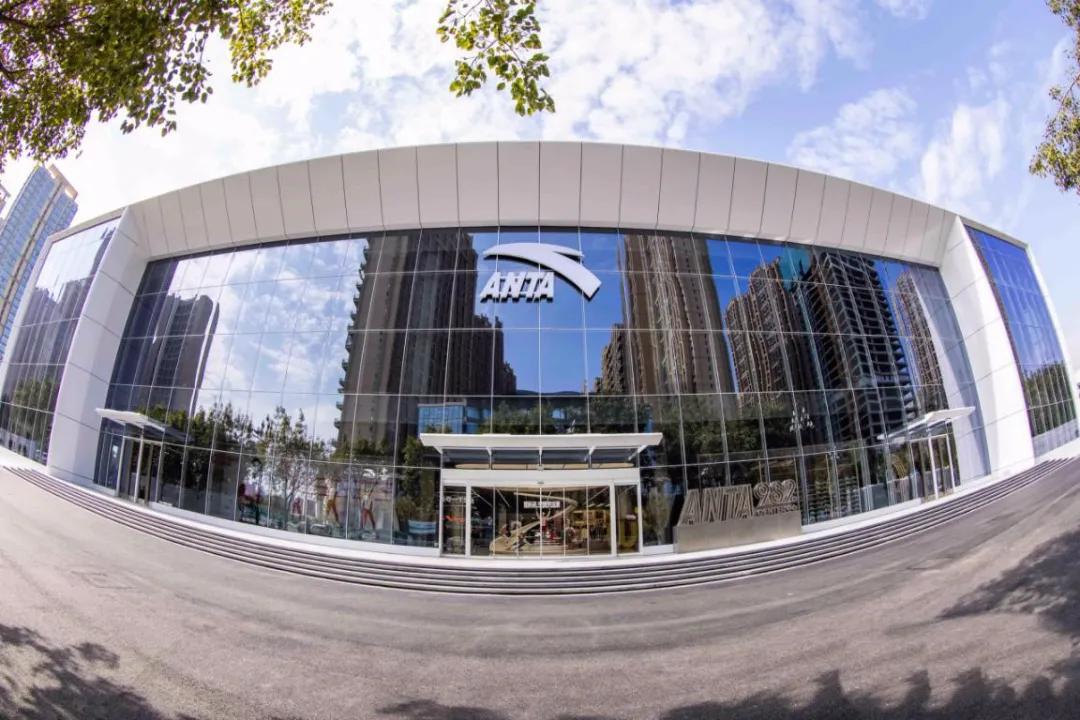 Anta opened a 3000 m² "multi-sport scene interactive space" to capture ...