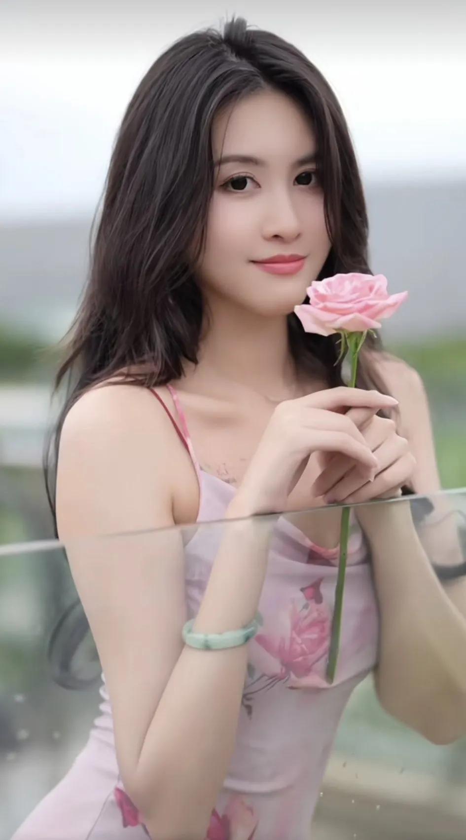 Ye Kaiwei, a super beautiful car model with a height of 180 - iNEWS