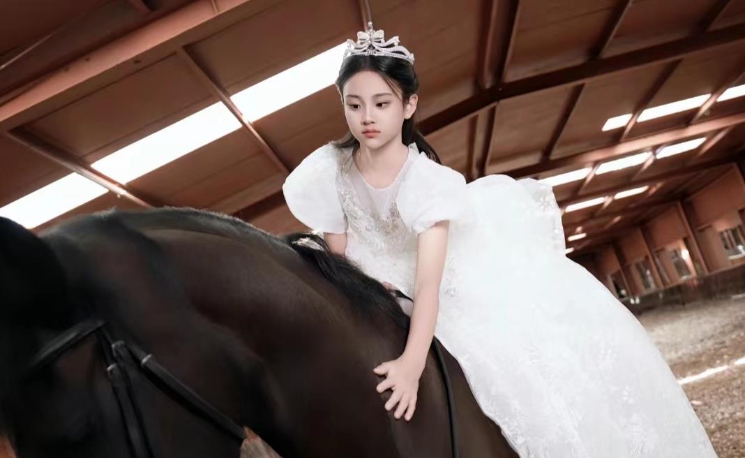 Li Xiaolu and Tianxin took a photo, the mother and daughter looked cool ...