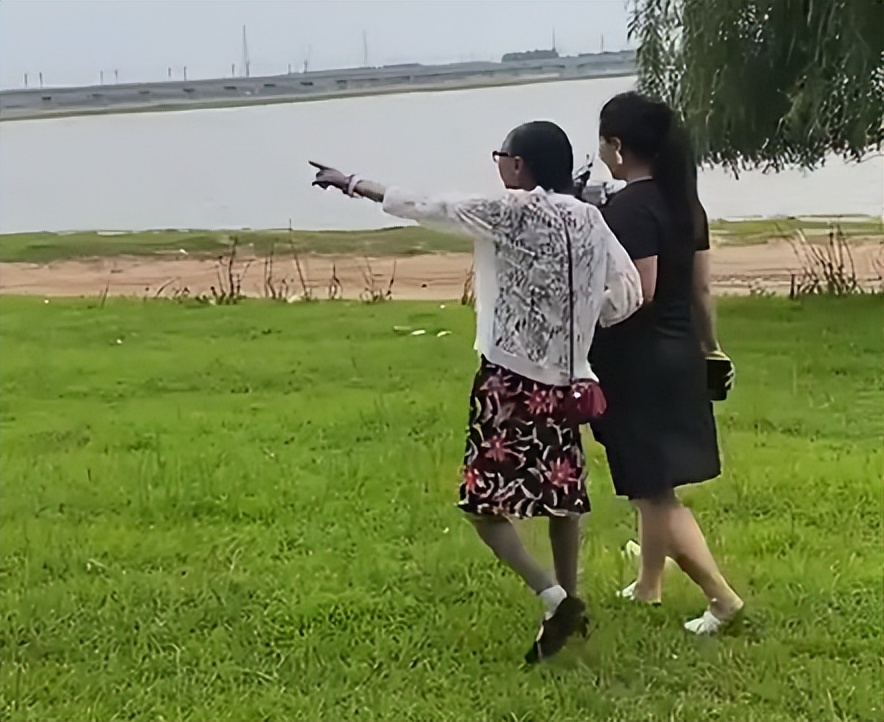 Winner in life?Li Yucheng's big and small wives travel together, and ...