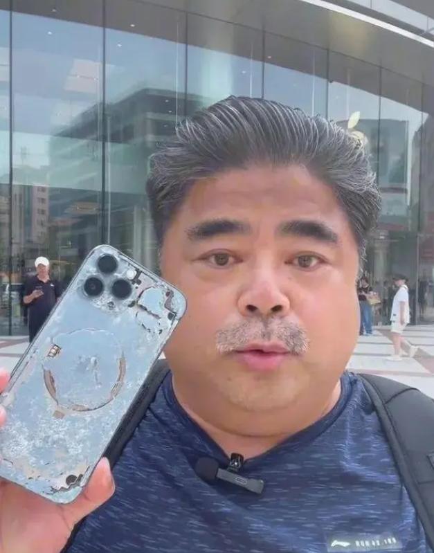Actor Liu Jin angrily smashes iPhone in front of Apple store - iMedia
