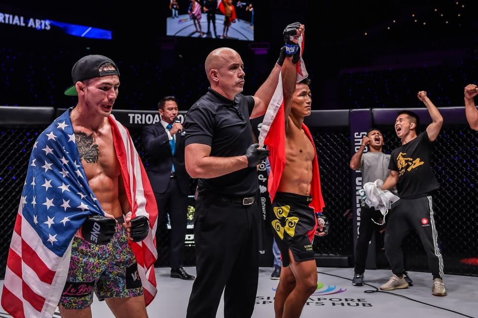 Make history!China's first men's mixed martial arts world champion - iNEWS