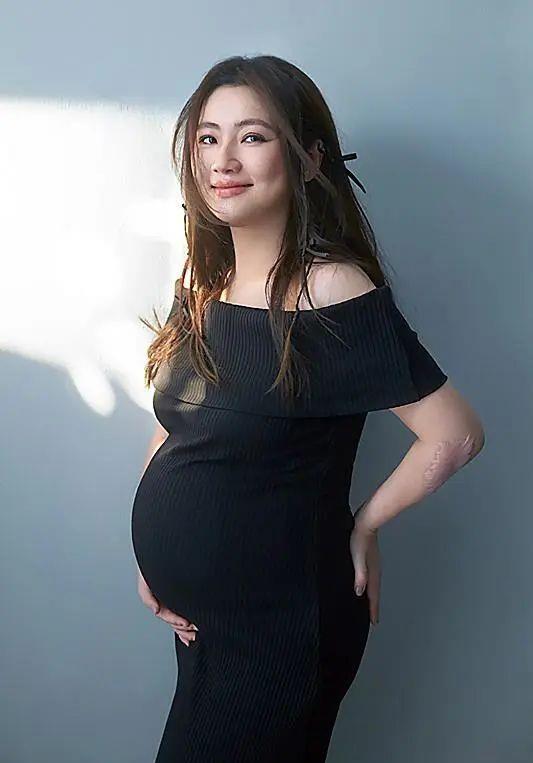 Selina's pregnancy photos: she's just pregnant, but she looks like a pair of new legs - iMedia