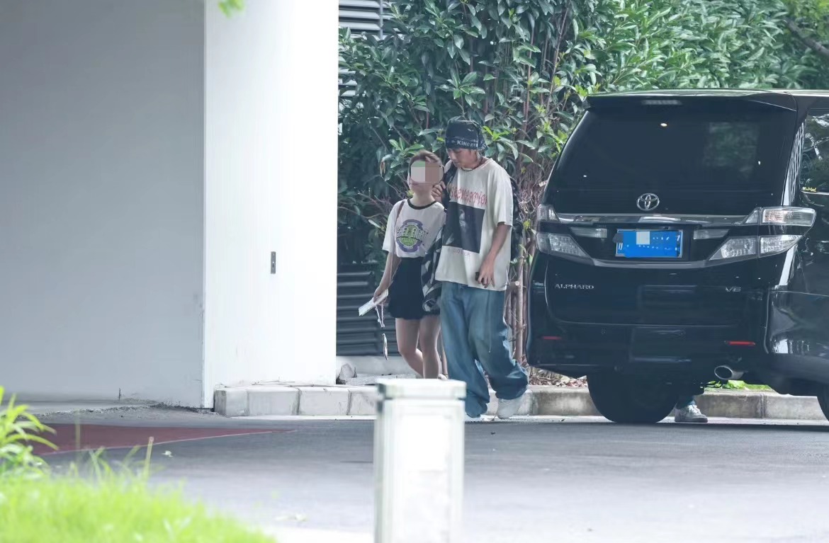 Nicholas Tse and the mysterious woman appeared at the airport, chatting ...