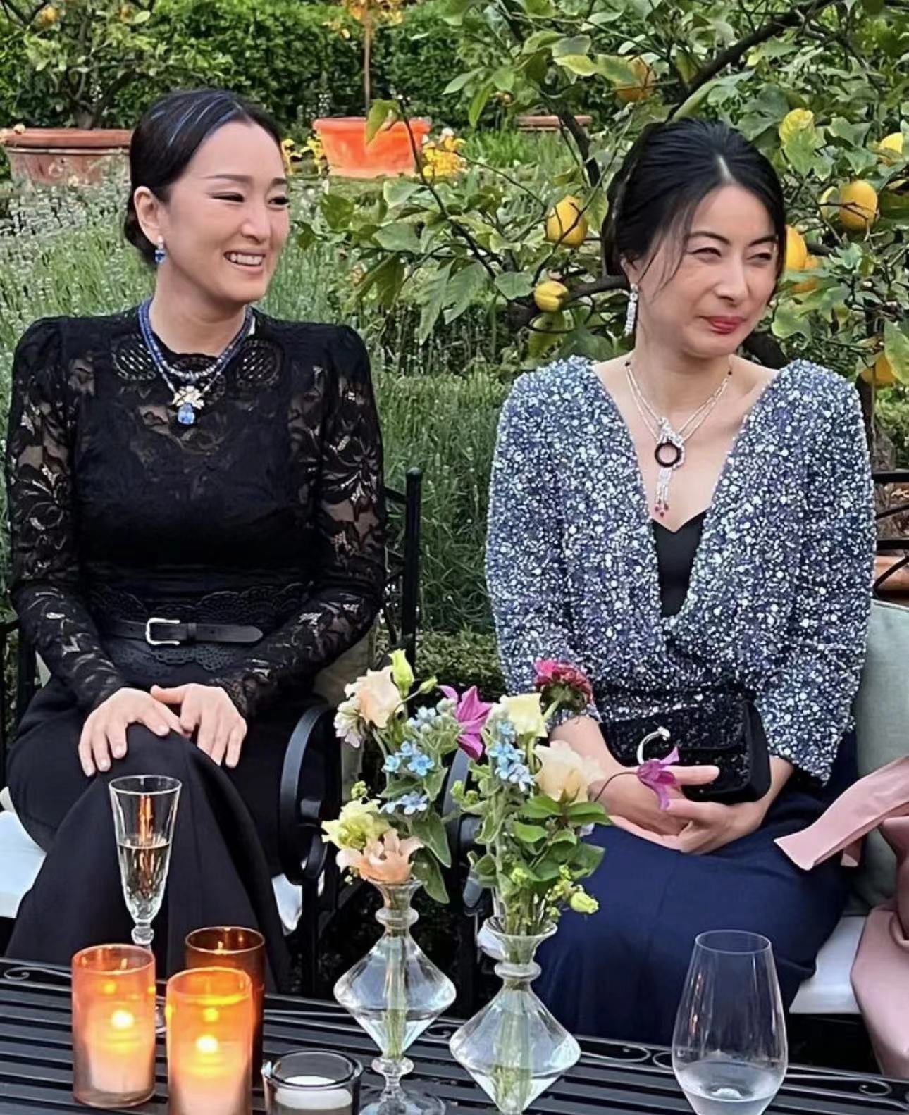 Gong Li and Guo Jingjing attended the dinner together, Gong Li took the ...