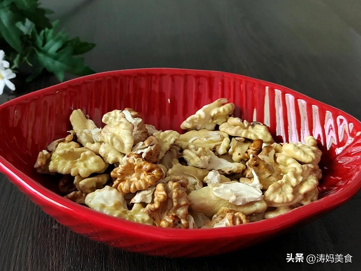 People eat walnuts like this when they are middle-aged, not greasy or ...