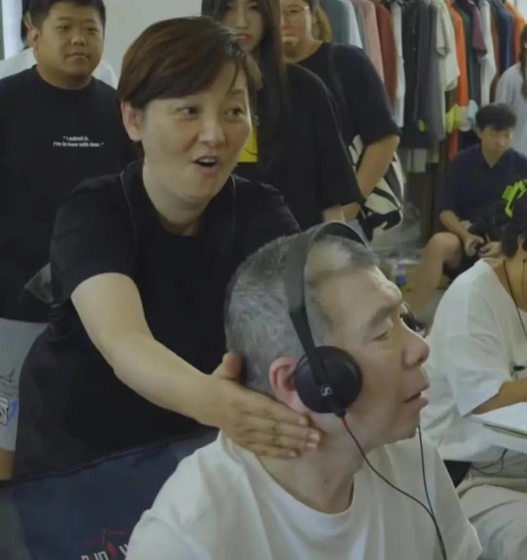 Xu Fan's mother and daughter visited the class without makeup, Feng Xiaogang's indifferent ...