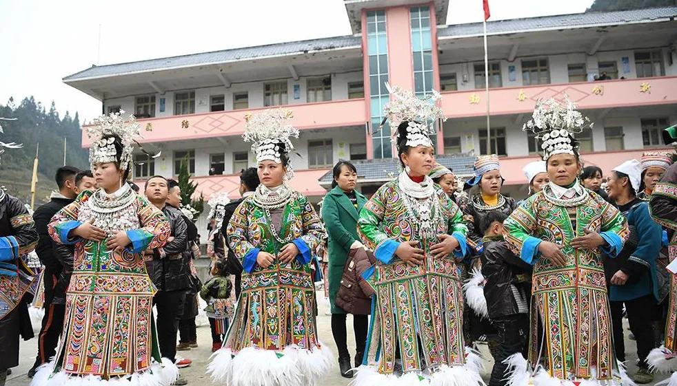 The epic of the Miao nationality worn on the body - the "hundred bird ...