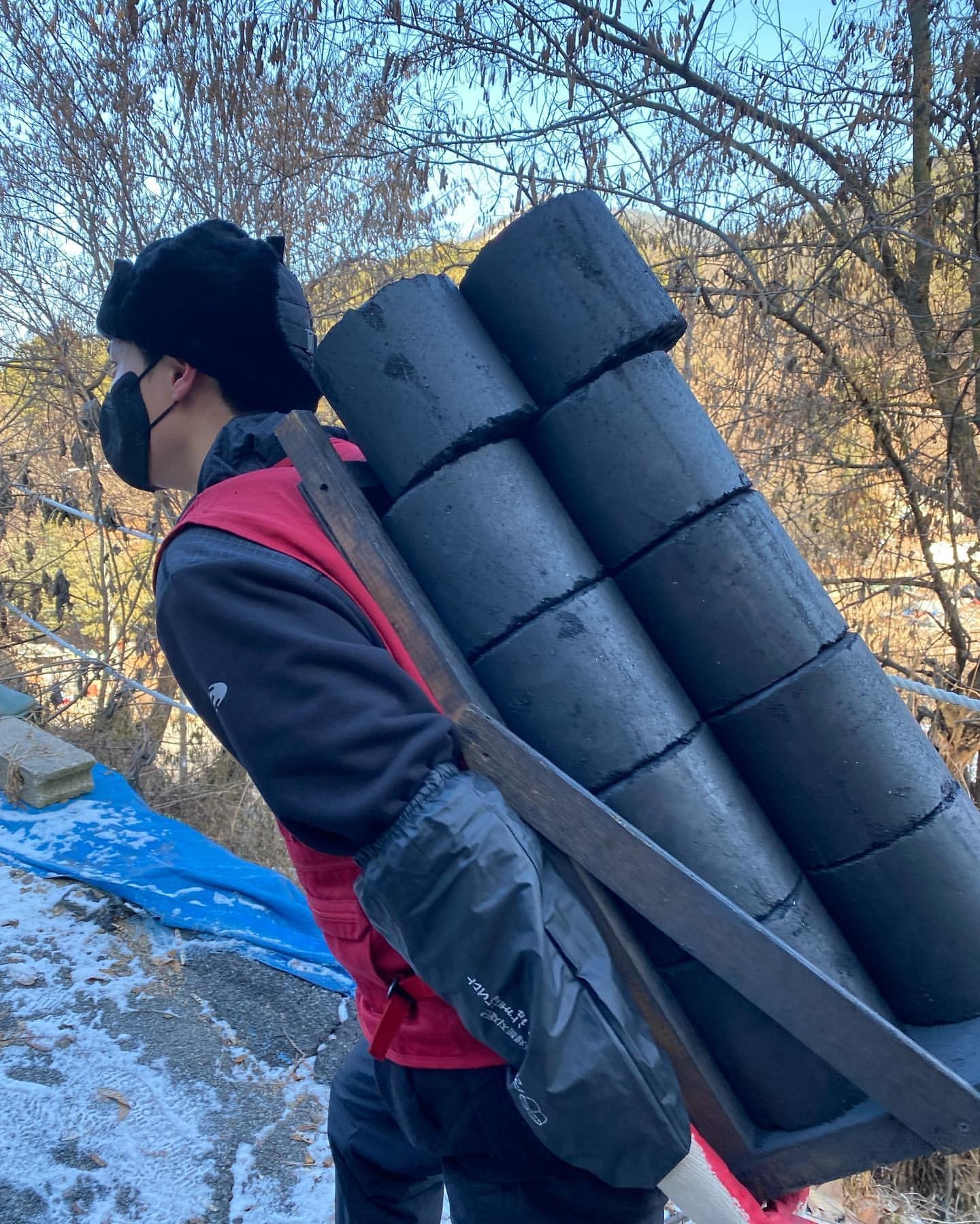 Korean actor Park Bo-gum carries 15 coal balls at a time. Korean ...