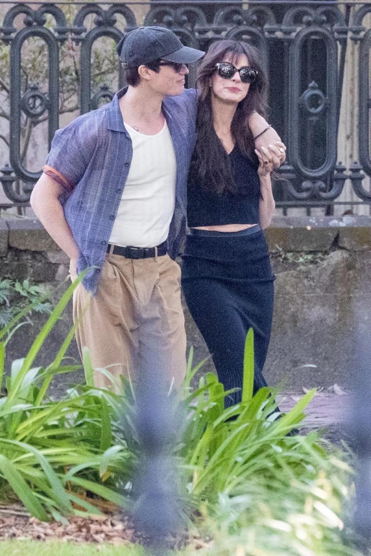 Anne Hathaway is unconvincing to play sister and brother love!Wearing a ...