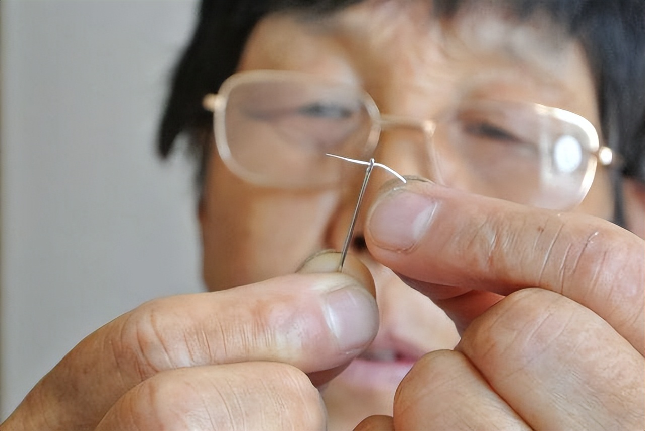 It is very difficult for the elderly to thread a needle. Here is a ...