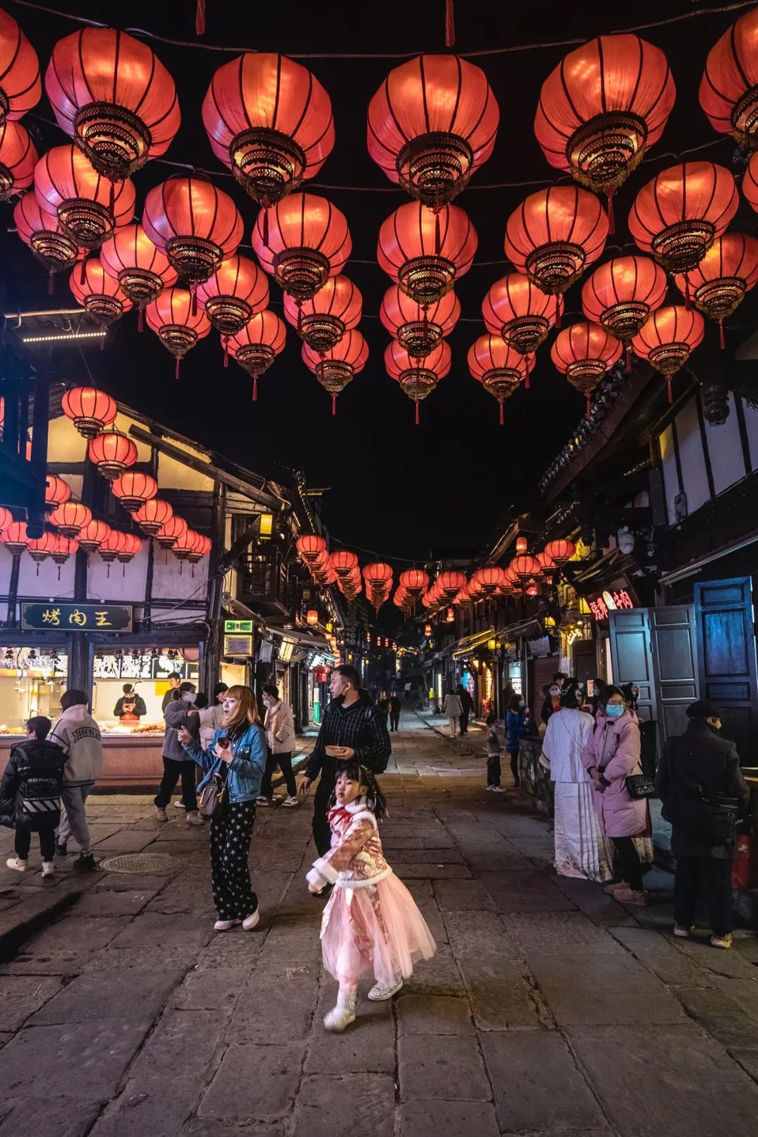 Going to sweep the streets during the Spring Festival will give you a ...