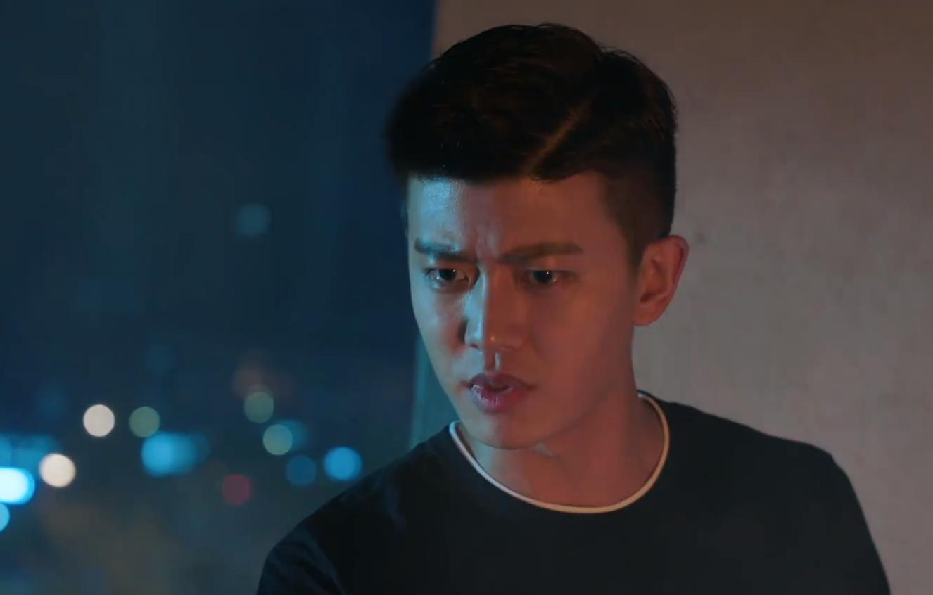 Blue Flame Assault: Li Xicheng played by Ren Jialun is handsome and skinny, with a life-saving ...