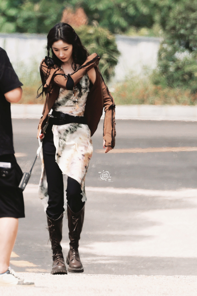 Yang Mi is the "mash-up queen", with a printed dress and black trousers ...