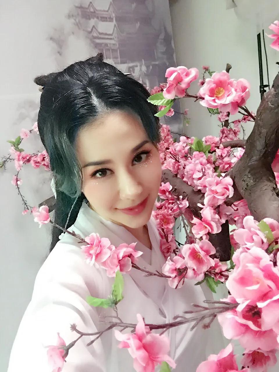 Hou Yaohua's female apprentice Anna Jin and Li Yifeng have a very close ...