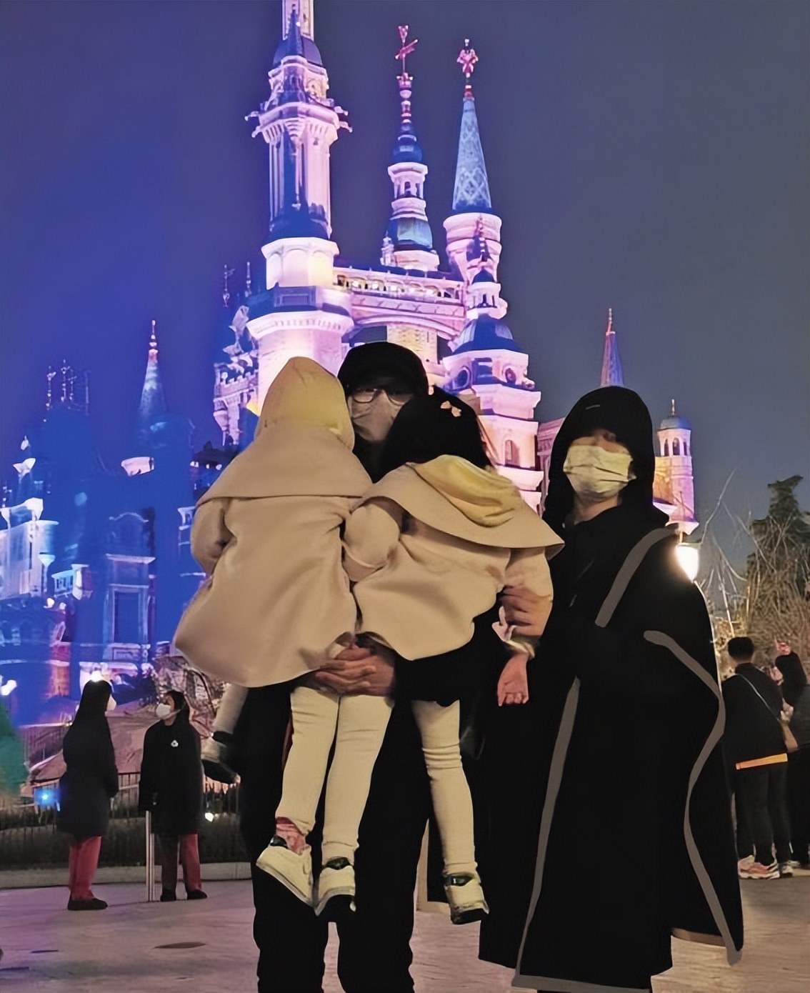 Zhang Jie released a group photo of his family of five for the first ...