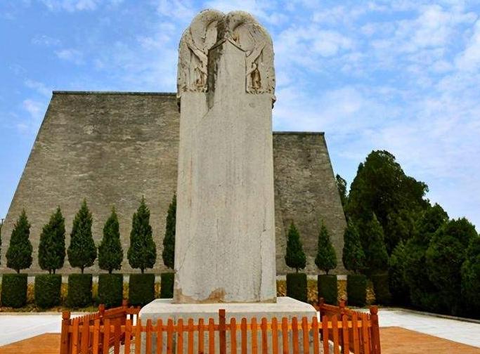 There are 61 headless stone statues in front of Wu Zetian's tomb, which ...