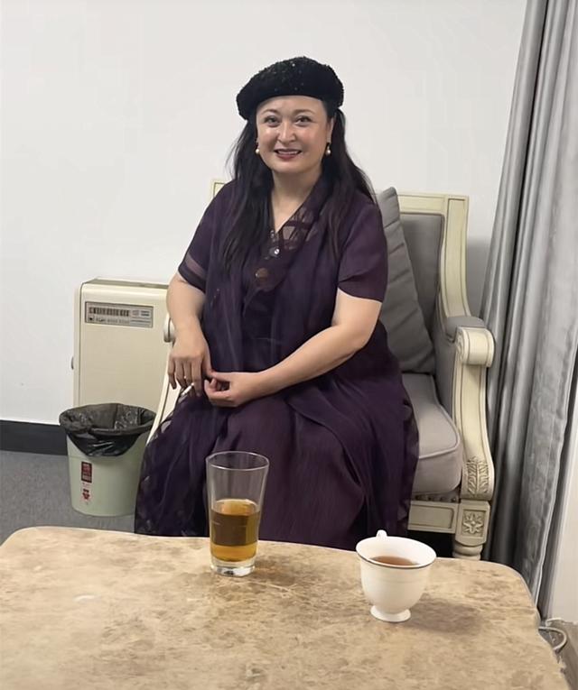 The post-70s Wang Luyao eats at parties, the flesh on her cheeks sags prominently, and the ...