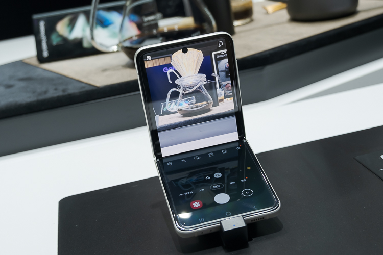 The evolution theory of folding screen mobile phones dates back to 1995 ...