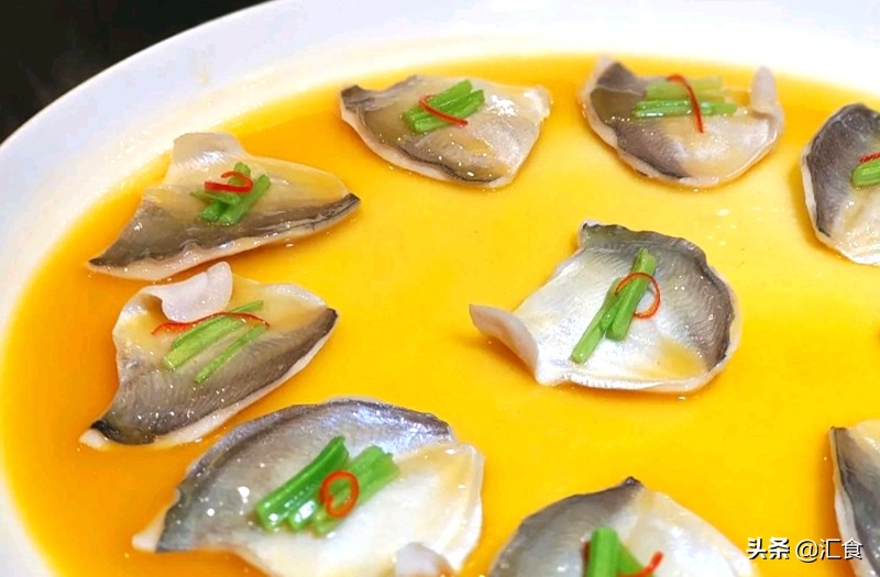 Lemongrass boneless duck feet, silver pomfret steamed egg, crystal bean ...