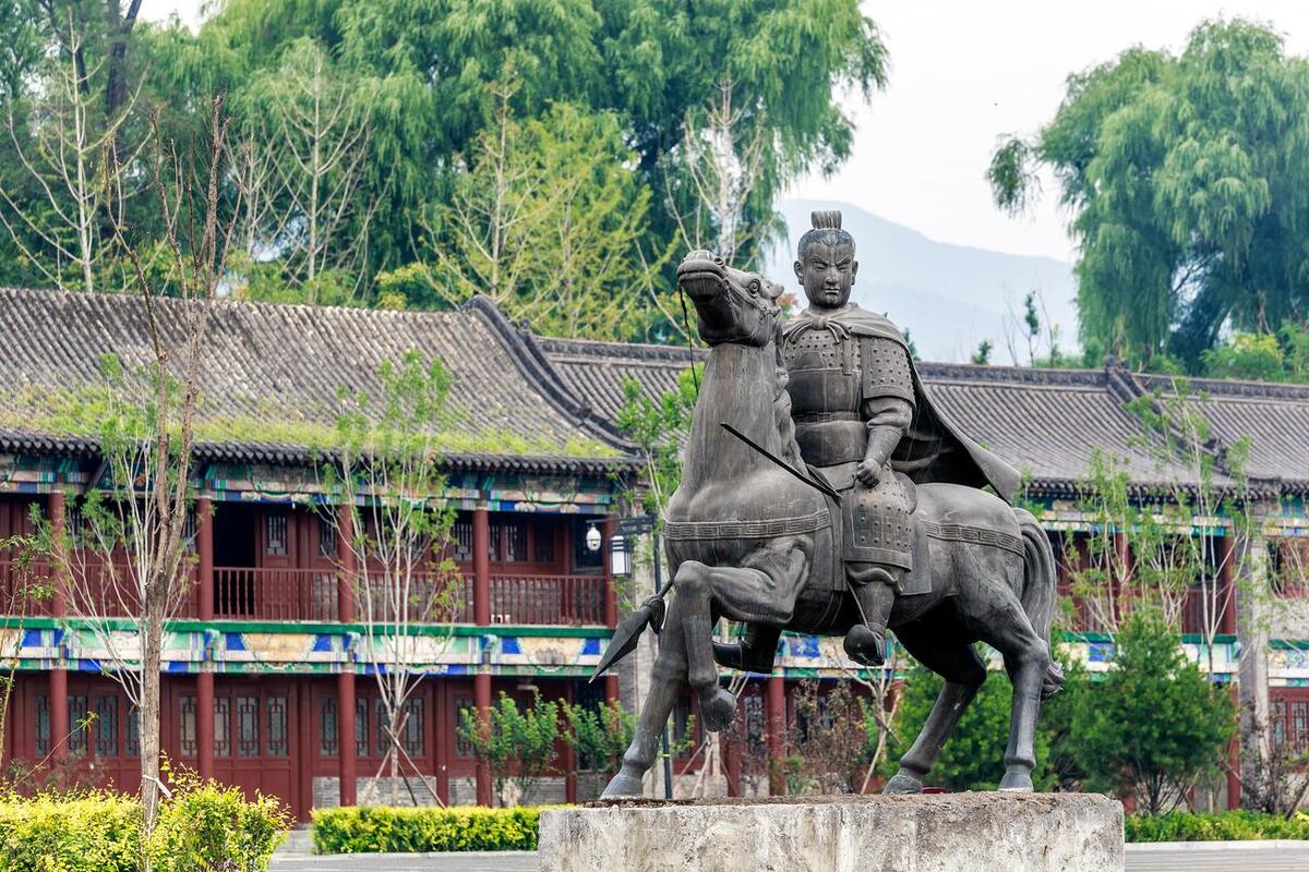 Shoot Li Jiancheng to death with one arrow and cut off his head ...
