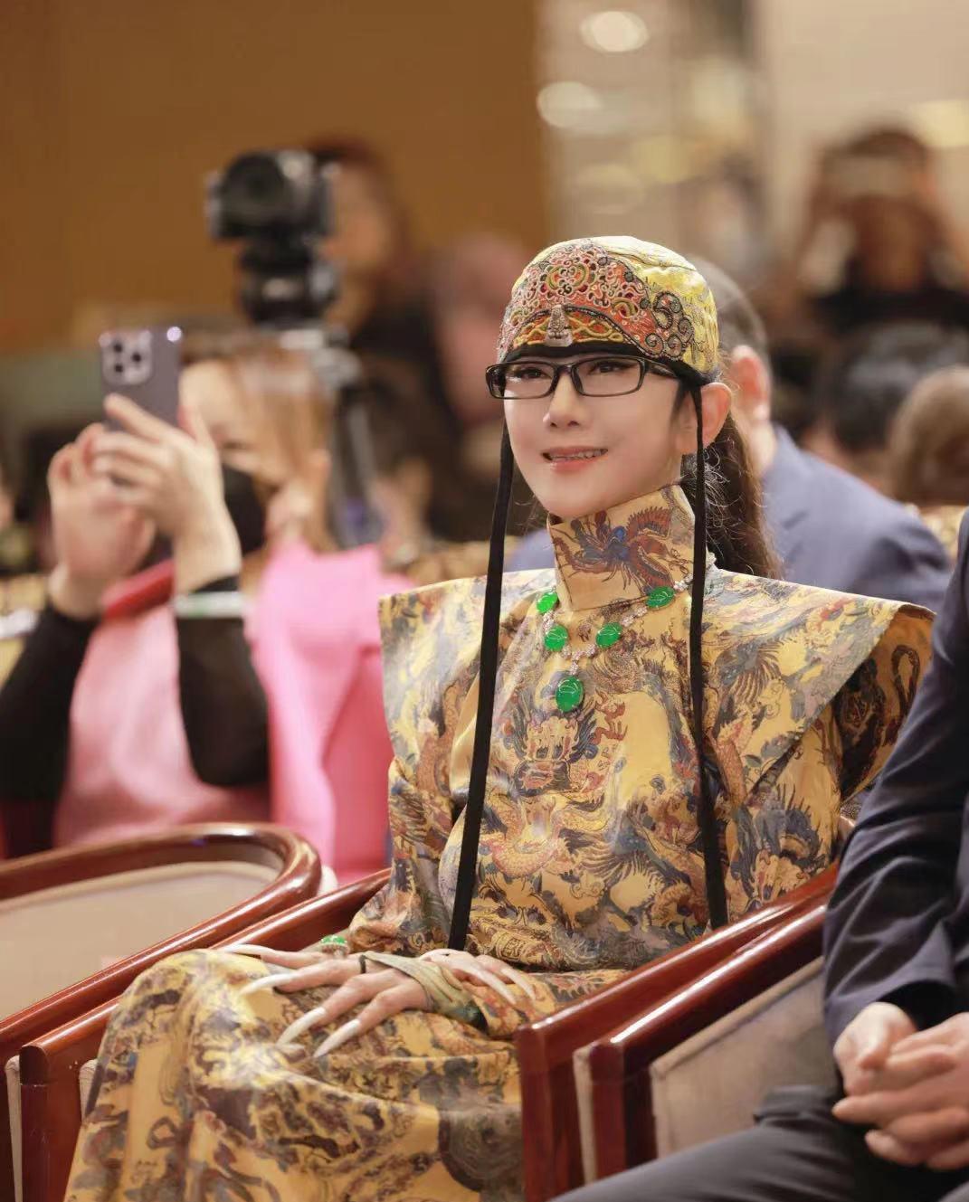 "Naked" is not ashamed, but now he is intoxicated by the expression of touching his lower body ...