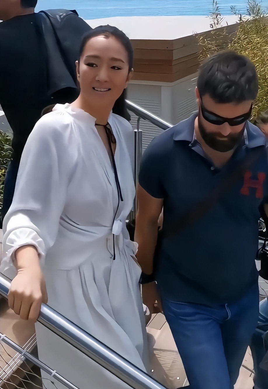 A recent photo of 57-year-old Gong Li was exposed!Appeared in Singapore ...