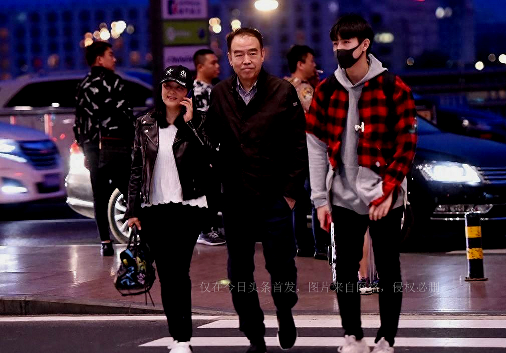 Chen Kaige and his family walked to the airport. His hair was sparse ...