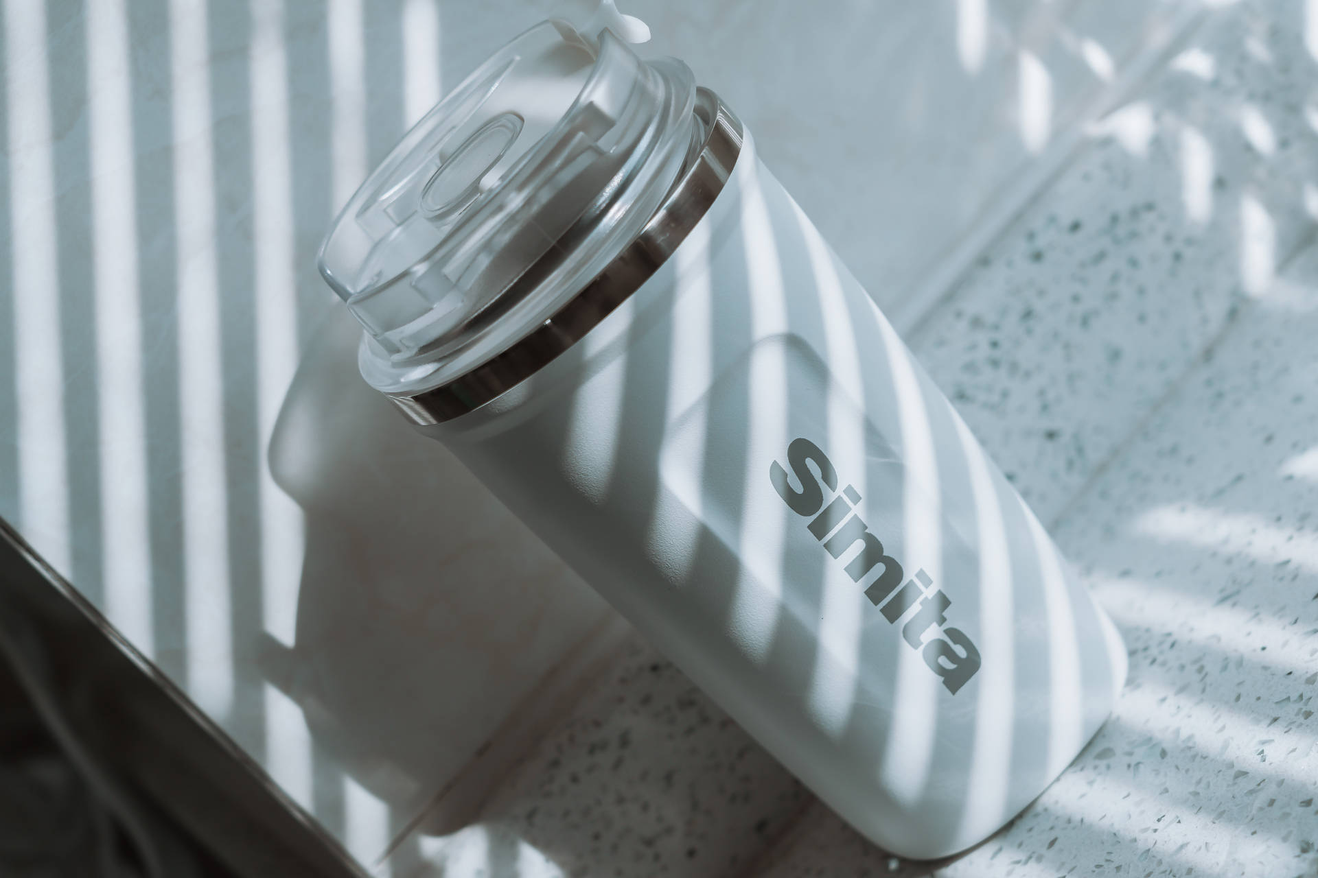 A touch of white in winter is so warm!- Simita square coffee mug - iNEWS