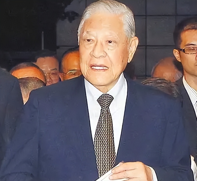 During the Taiwan Strait crisis in 1996, a major general of the People ...