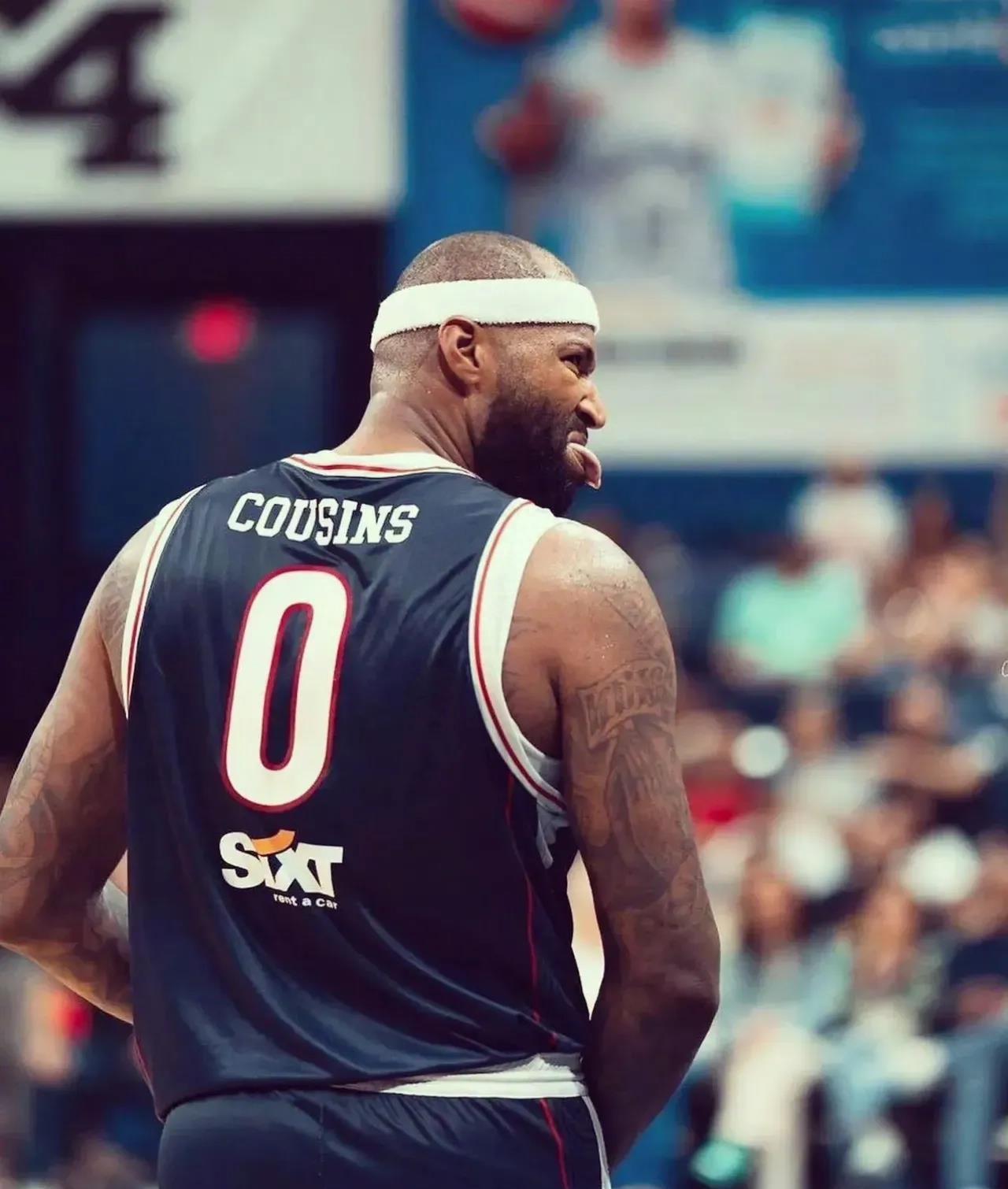 Cousins' cousin celebrated his birthday with wine and had a happy court ...