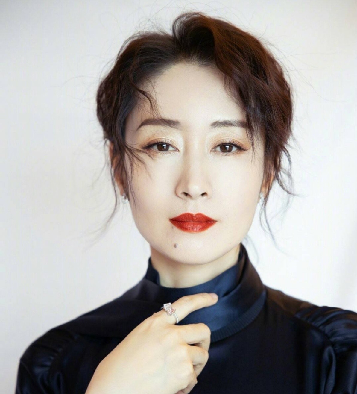 Mei Ting and Liu Mintao met by chance at the airport, wearing a woolen ...