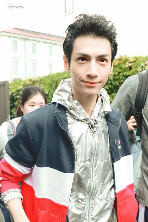 My face is full of pits, fat, and dark skin. The stars in the birth ...