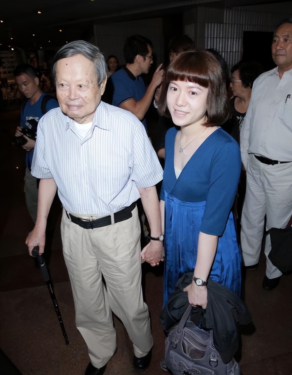 Yang Zhenning was admitted to the hospital with a spondylolisthesis ...