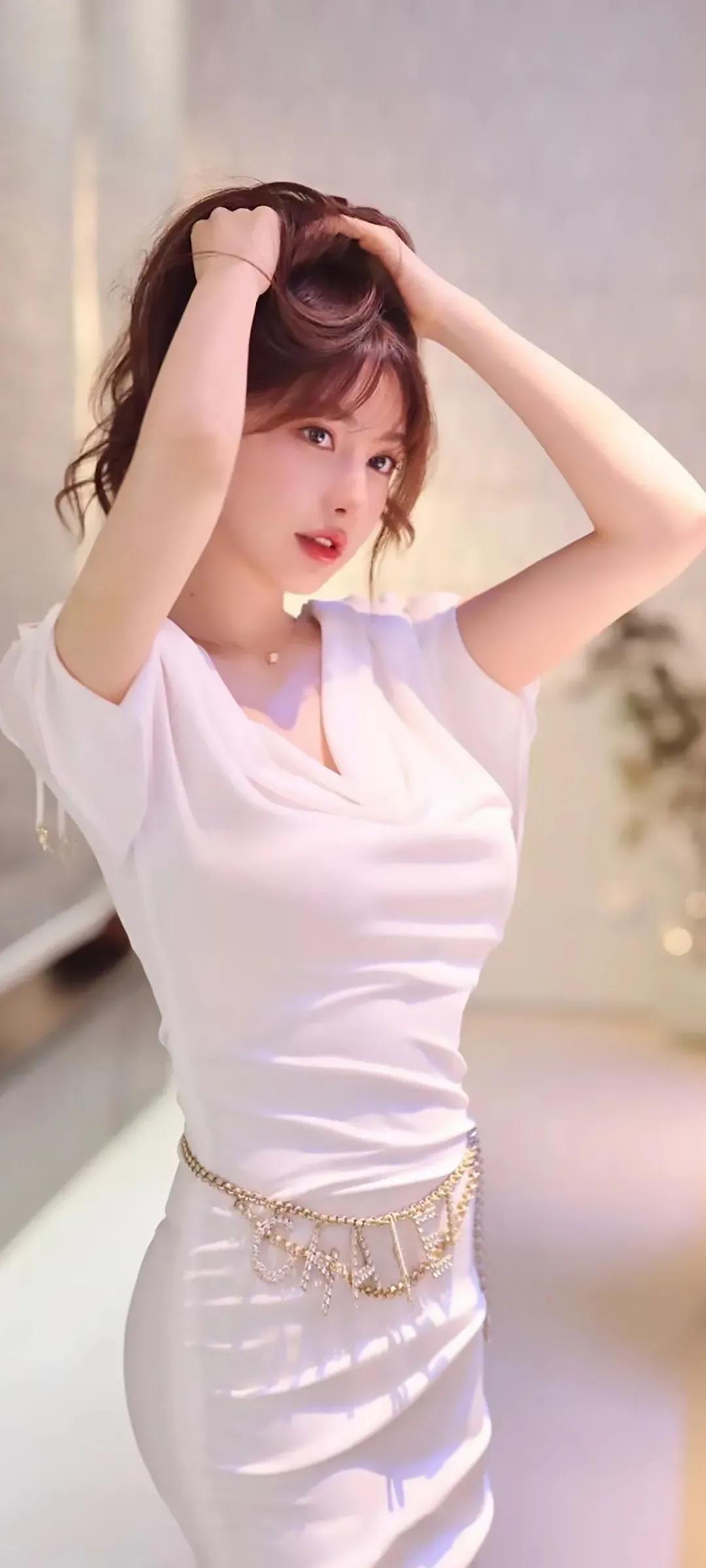 Professional model Liu Yining - iNEWS