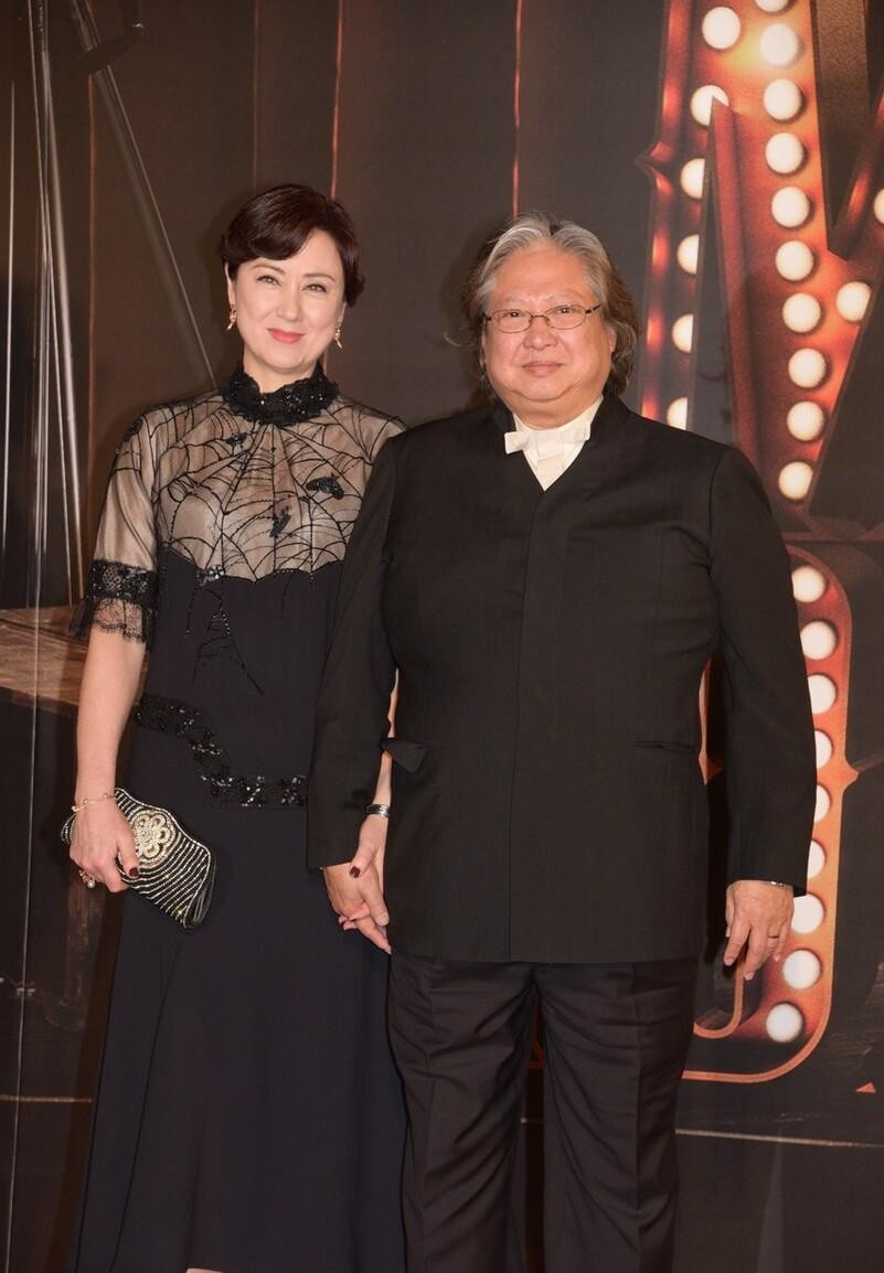 Sammo Hung's wife is elegant and extravagant, with a spliced lace skirt ...