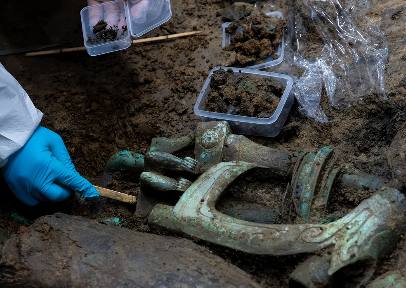 From a pile of inconspicuous fragments to an exquisite bronze sacred ...