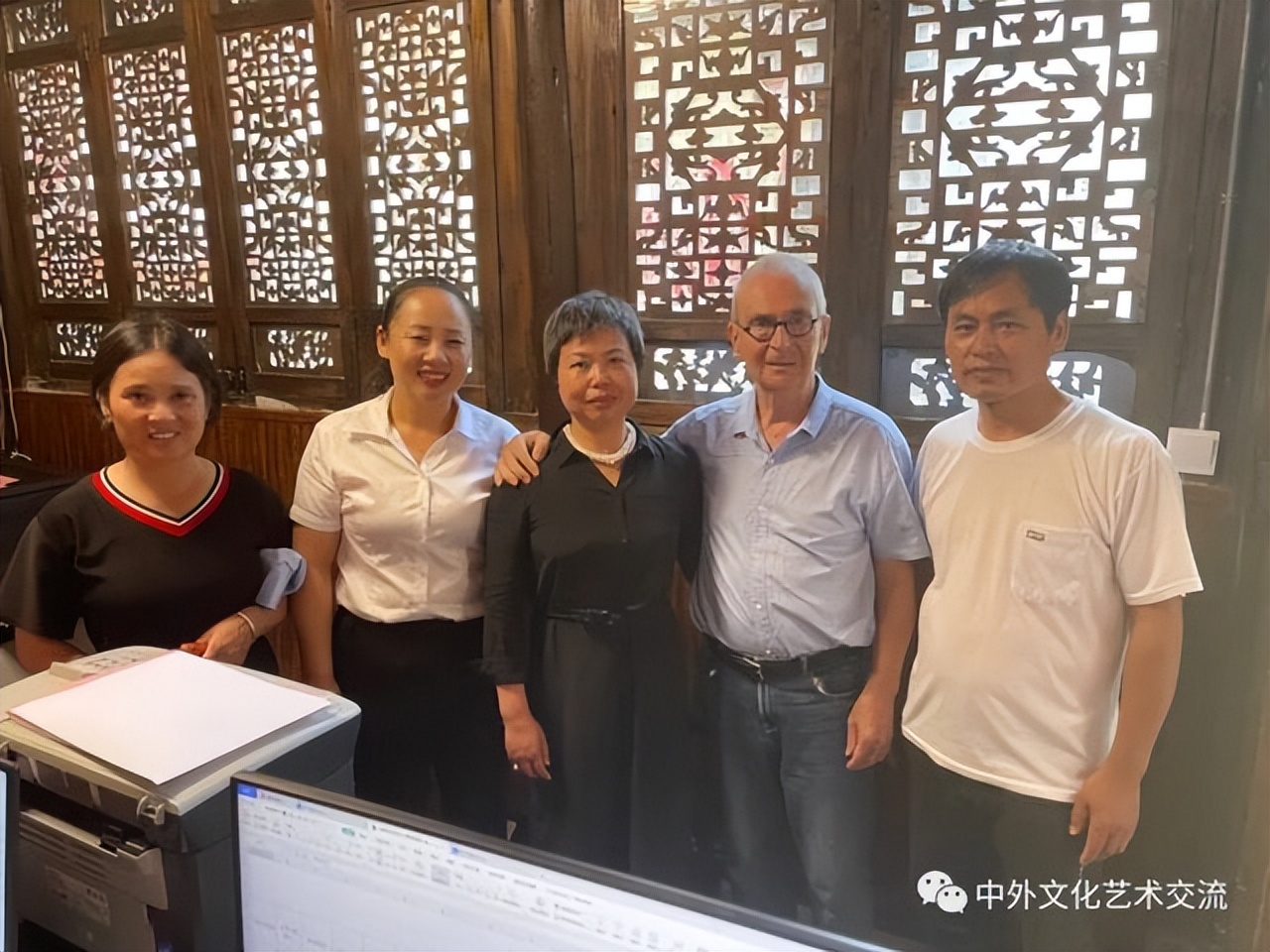 Chen Qiumei, leader of overseas Chinese in Ireland, and Jimmy MacCarthy ...