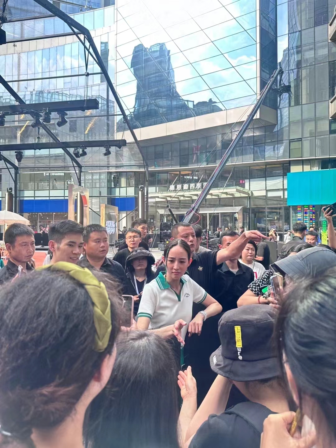 Zhang Junning appeared on the streets of Changsha to promote brand ...