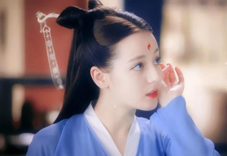 Di Ali Gerba is wearing a cheongsam "strawberry squat", with a bumpy ...