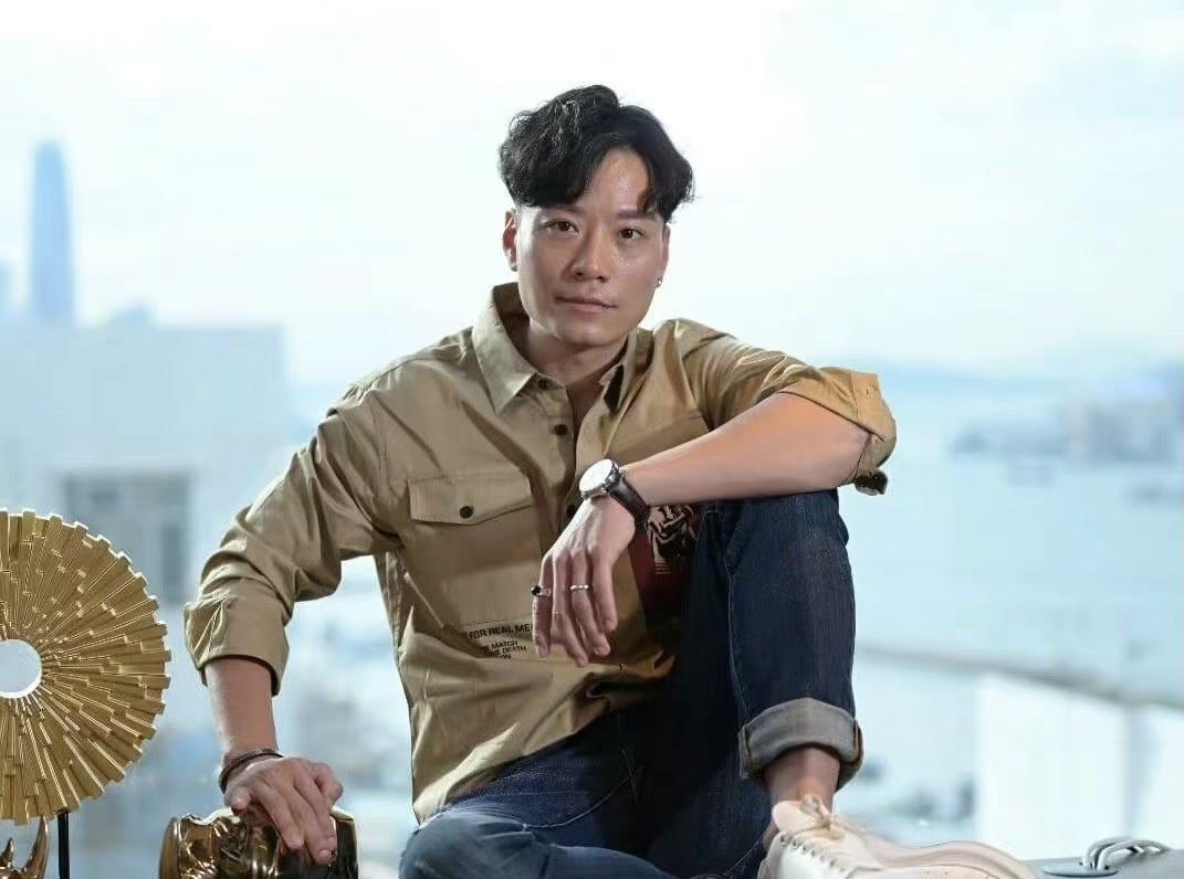 A well-known Hong Kong actor has a mid-life crisis!The rear of the hairline is obvious, netizens ...