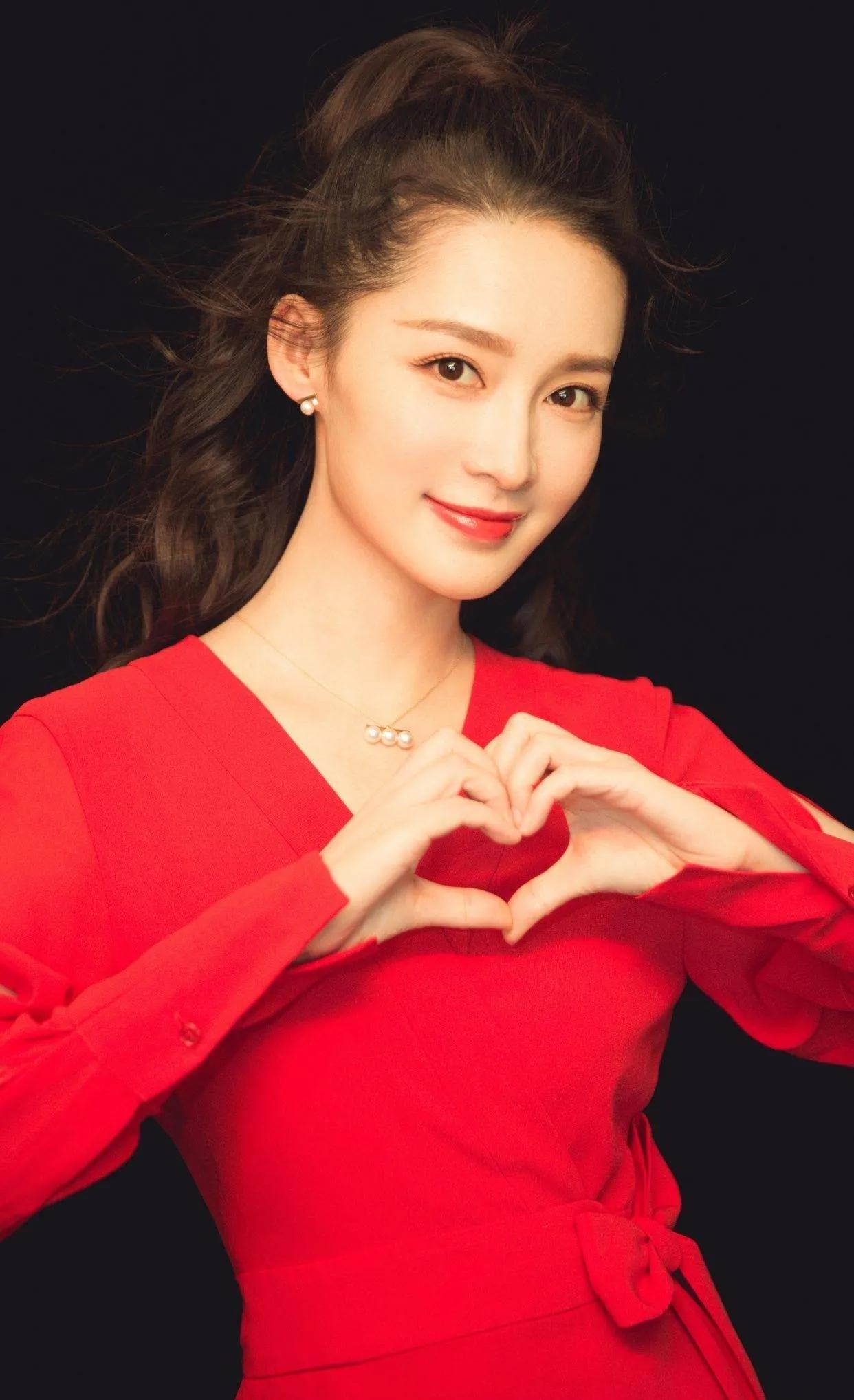 Sexy and charming: Li Qin - iNEWS