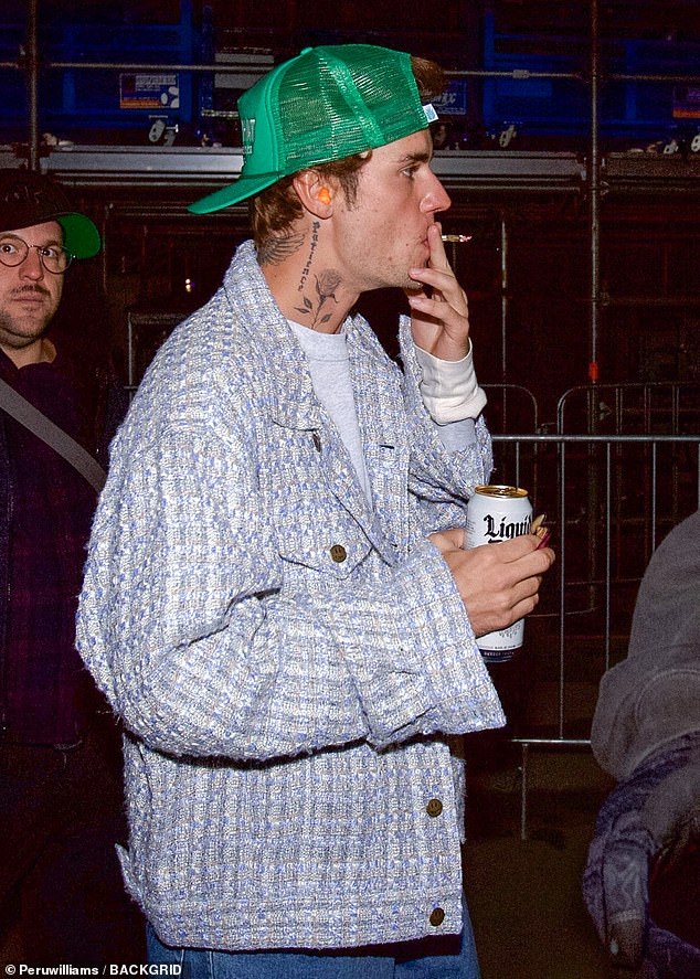 Justin Bieber performs after birthday party, drinks and smokes during ...