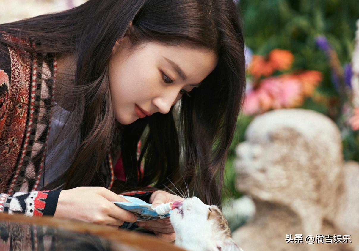 Liu Yifei, Xu Hongdou's walk in the field stills, every moment is ...