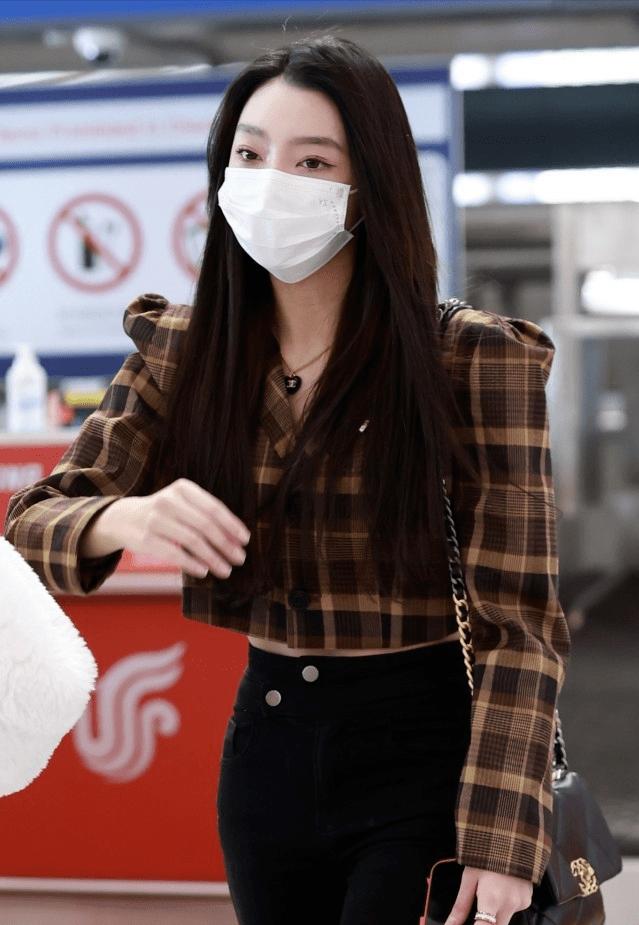 Li Ziting successfully changed her style, with short half sleeves and ...